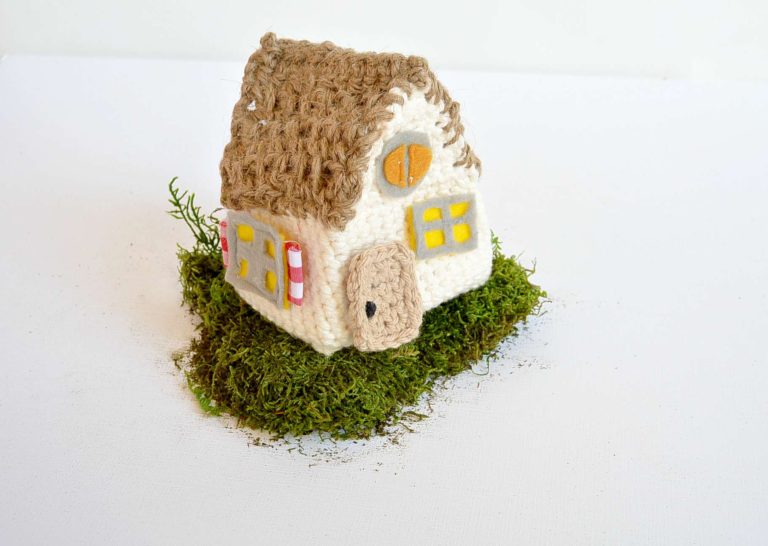 Little Thatch Roof Crochet House – Mama In A Stitch