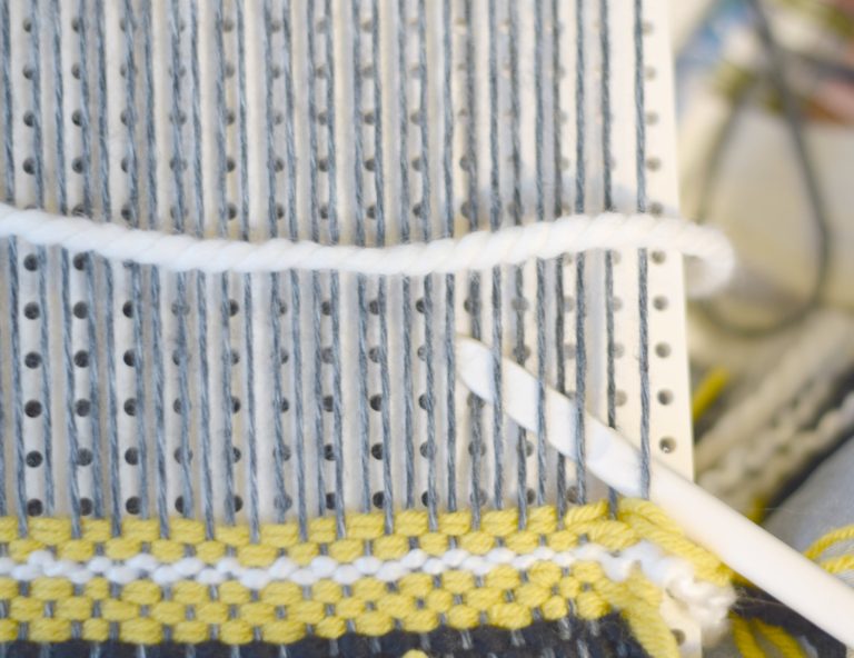 How To Weave A Wall Hanging Tutorial – Mama In A Stitch